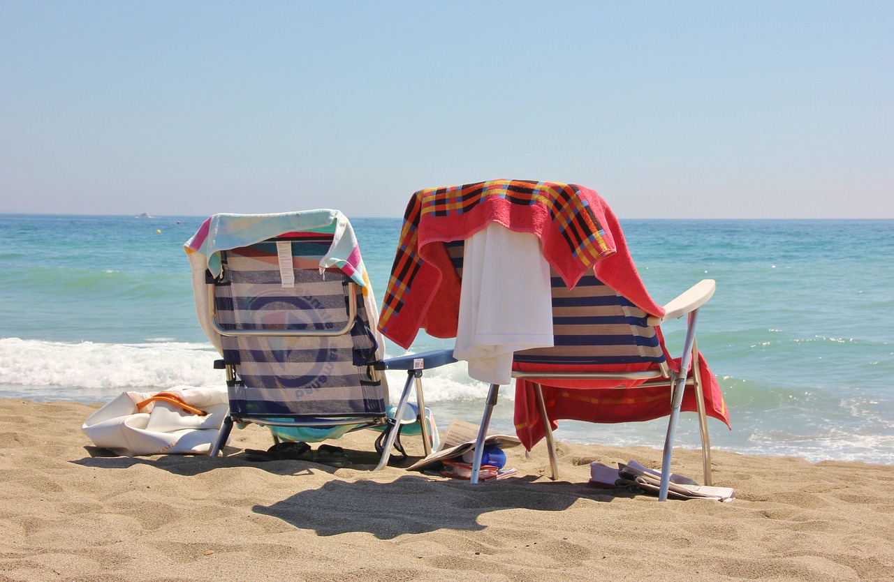 7 Helpful Tips To Keep Your Belongings Safe At The Beach ...